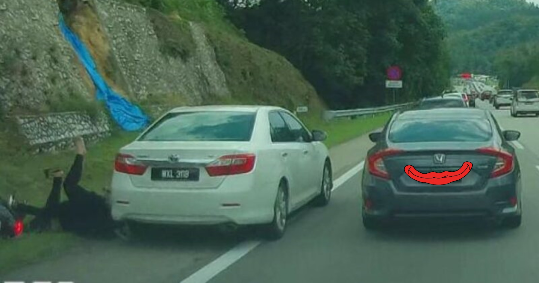 Guna lorong kecemasan dan langgar lari, pemandu Toyota Camry serah diri | Motoqar