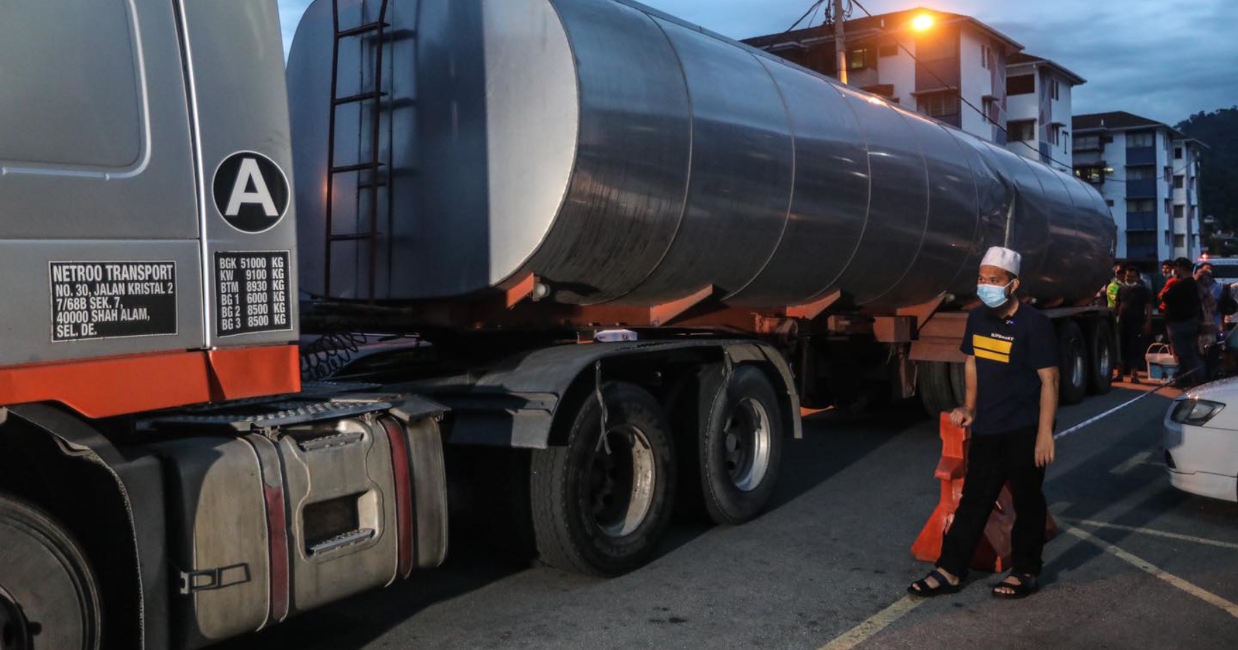 Ustaz Ebit Lew beli air 2 buah lori besar untuk agih kepada penduduk ...