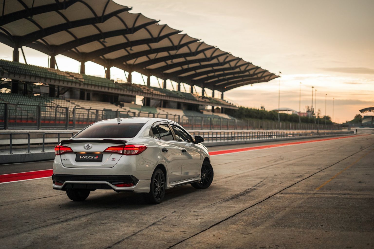 Toyota Vios GR-Sport edisi khas dengan gaya aspirasi jentera lumba ...