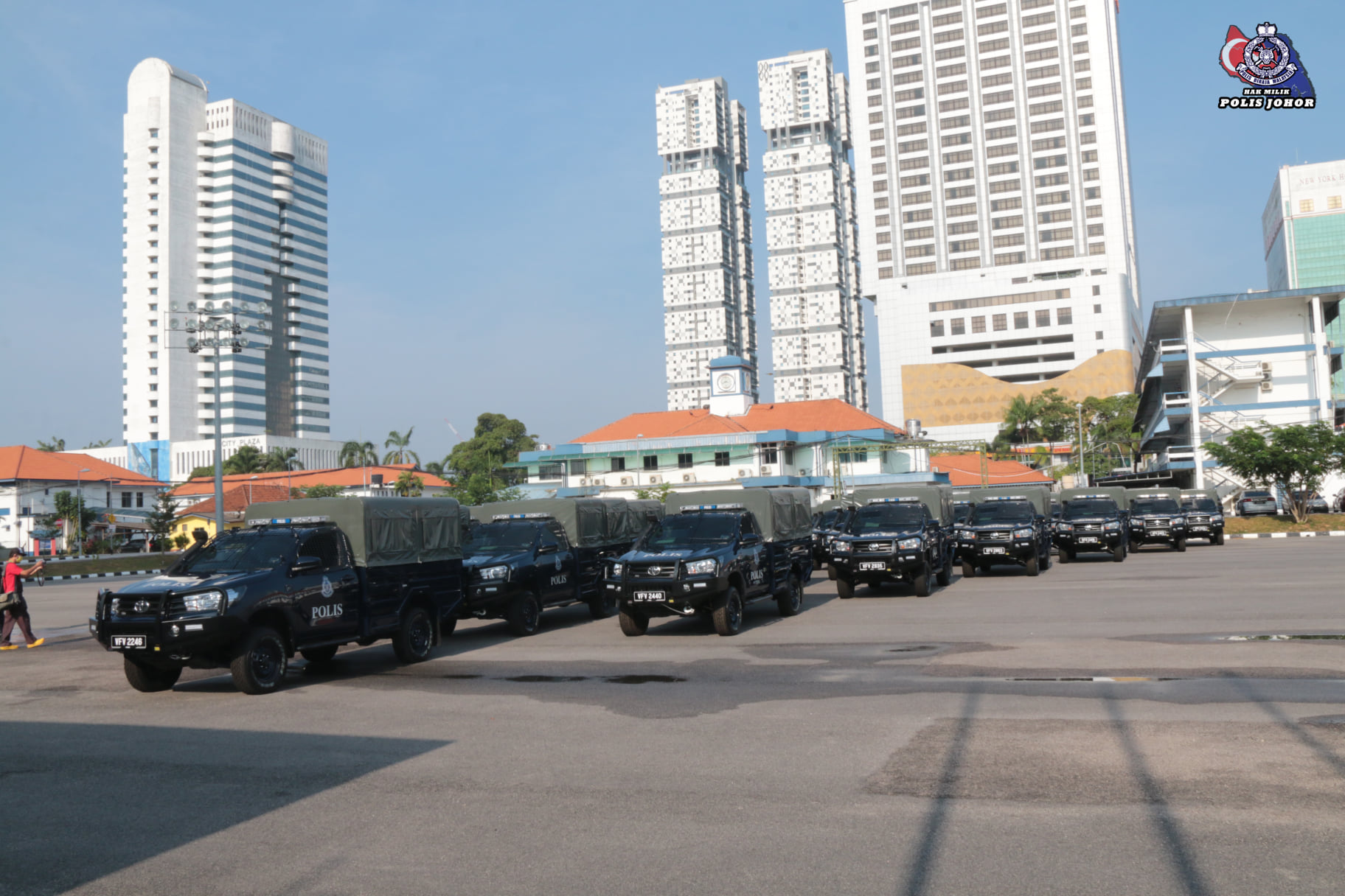 Polis Johor terima 34 unit Toyota Hilux ganti Land Rover | Motoqar
