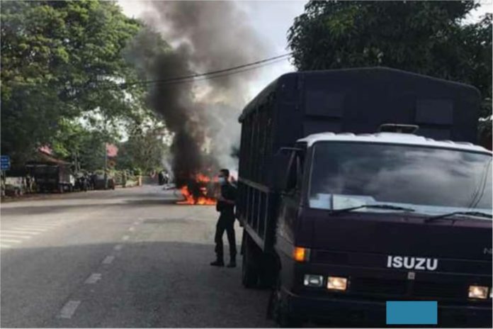 Trak polis bawa banduan terbakar selepas terlibat kemalangan dengan ...