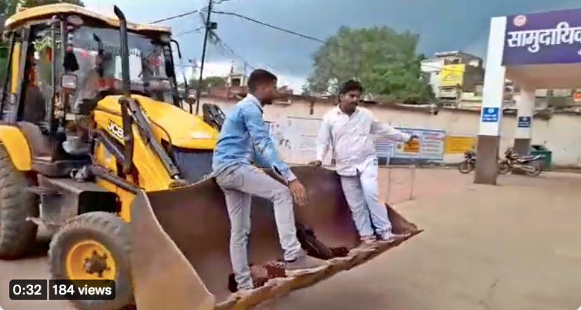 Ambulans lambat tiba, mangsa kemalangan naik jentolak ke hospital | Motoqar