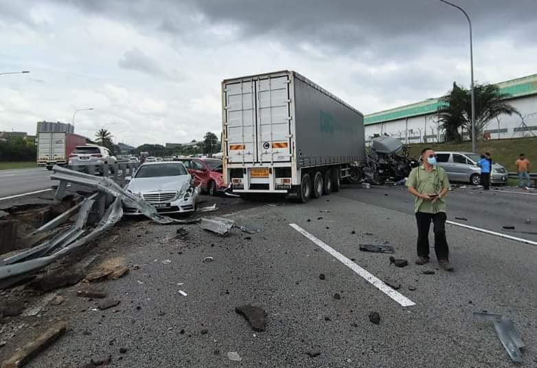 Pemandu lori maut kemalangan libatkan 5 kenderaan | Motoqar