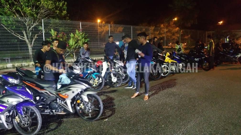 Padah buat aksi wheelie dan superman, remaja 17 tahun ditahan Skuad 42 ... Padah buat aksi wheelie dan superman, remaja 17 tahun ditahan Skuad 42 ...