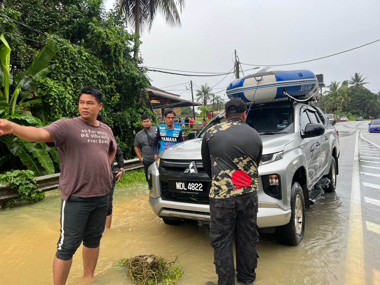 Abang Viva kembali bantu mangsa banjir, tetapi mohon maaf pada rakyat Kelantan | Motoqar