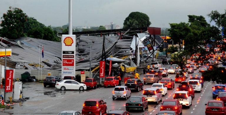 Bumbung runtuh, kedai kereta terpakai rugi RM2 juta | Motoqar