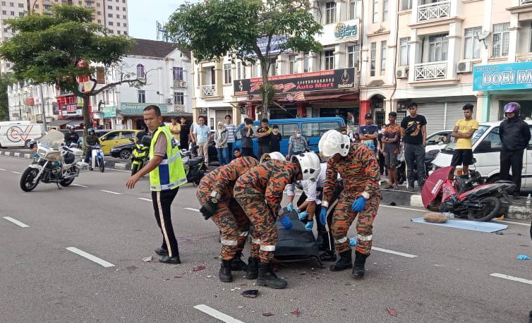 Tiga beranak maut motosikal langgar belakang lori • Motoqar Tiga beranak maut motosikal langgar belakang lori • Motoqar