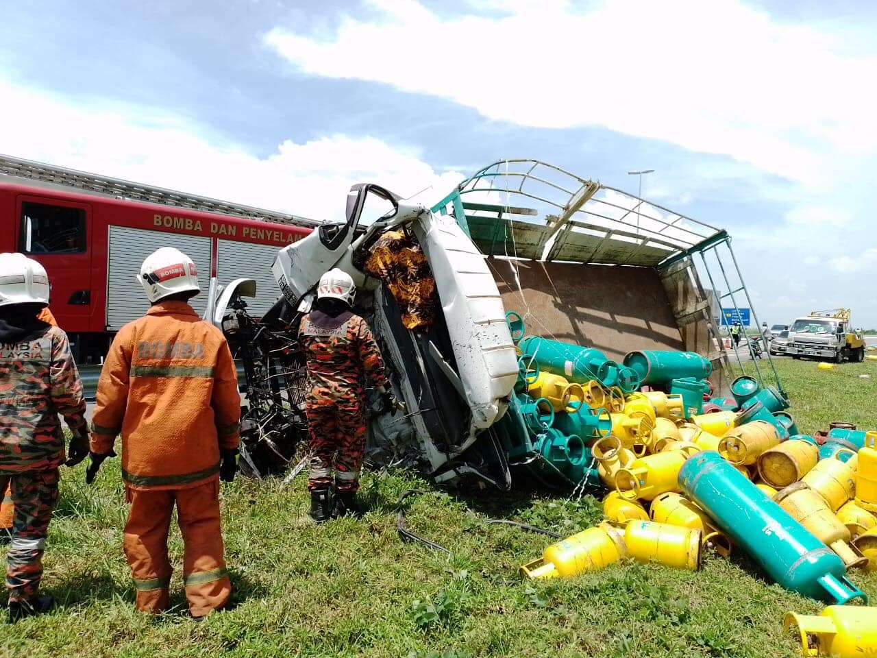 Pemandu lori tong gas maut rempuh lori berhenti di bahu jalan | Motoqar