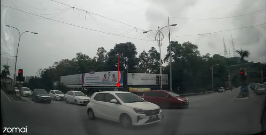 [Video] Pemandu Axia baharu lari lepas langgar belakang sebuah kereta | Motoqar