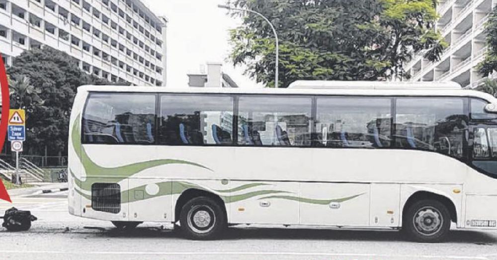 Baru ambil dari bengkel, enjin bas sekolah tercabut ketika ambil murid ...