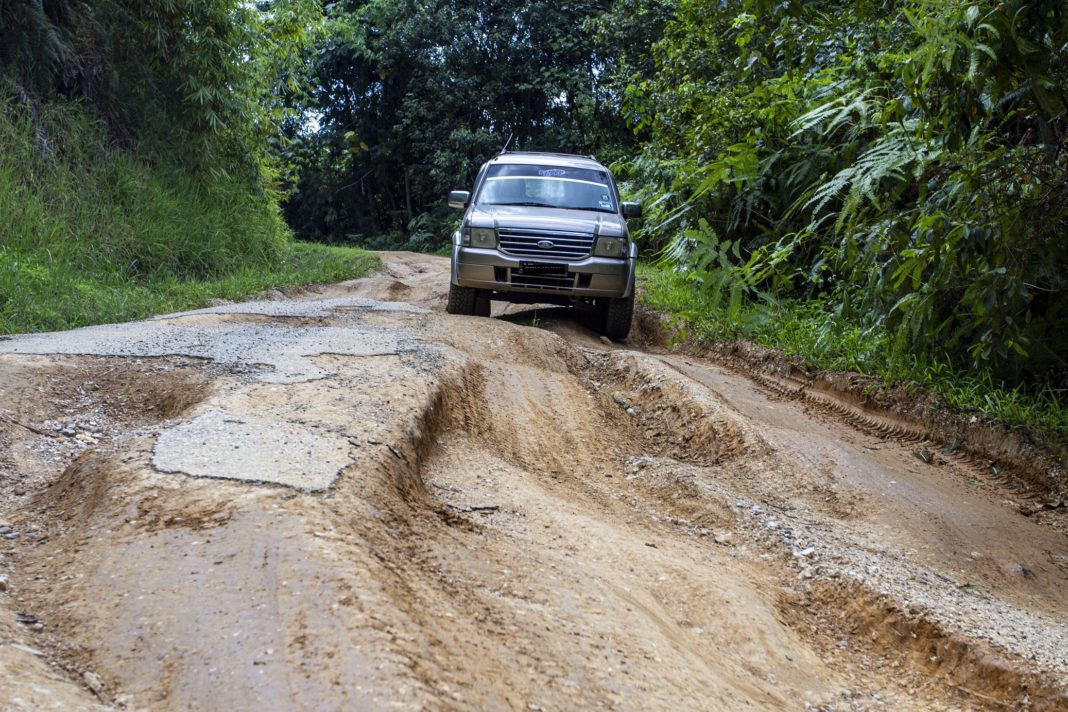 Jalan tidak rata, beranak tengah hutan akibat terhentak | Motoqar