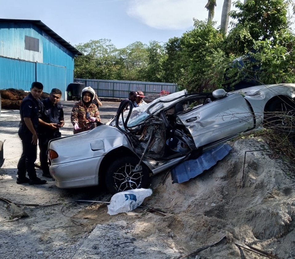 Kereta dipandu ‘landing’ atas pagar, pasangan suami isteri maut | Motoqar