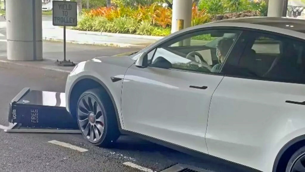 Pemandu Tesla Model Y langgar dan seret stesen cas | Motoqar