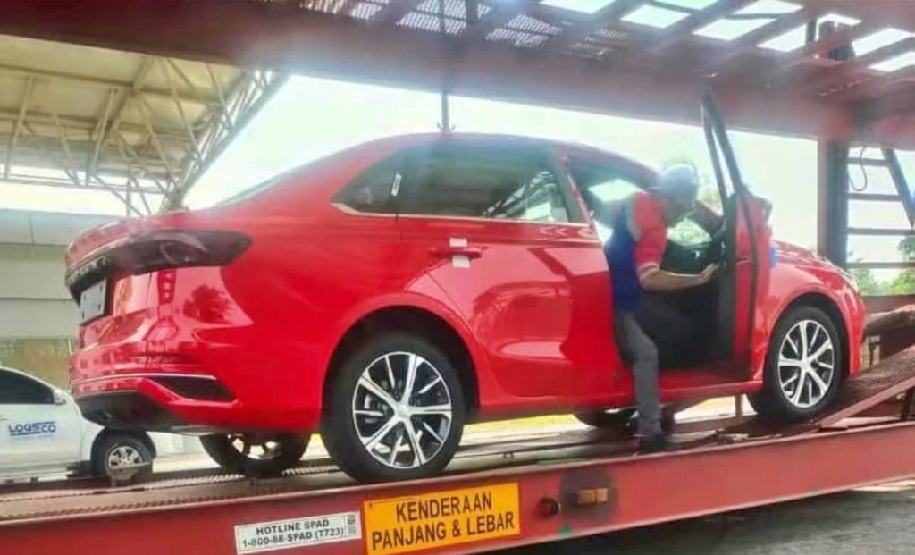 #Spyshot : Menjelang pelancaran November, Proton S70 warna merah dikesan atas treler | Motoqar