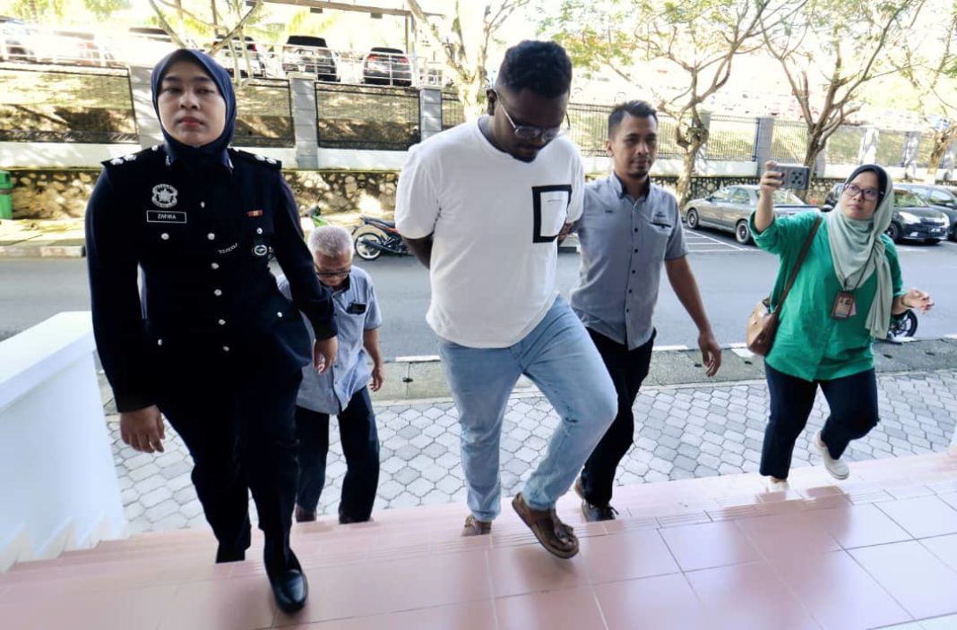 Pemandu jengkaut didenda RM8,000 main mercun atas jalan raya • Motoqar