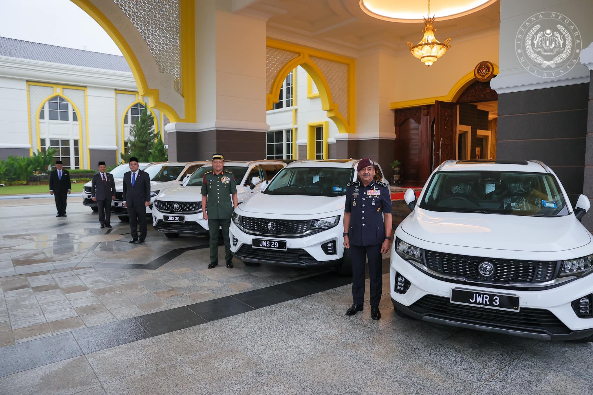 Agong kurnia Proton X90 Flagship kepada Ketua Polis Negara dan pegawai ...