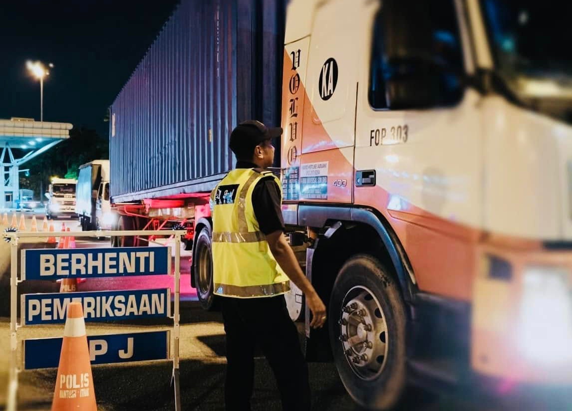 Tiada lesen memandu, pemandu lori kurier ditahan | Motoqar