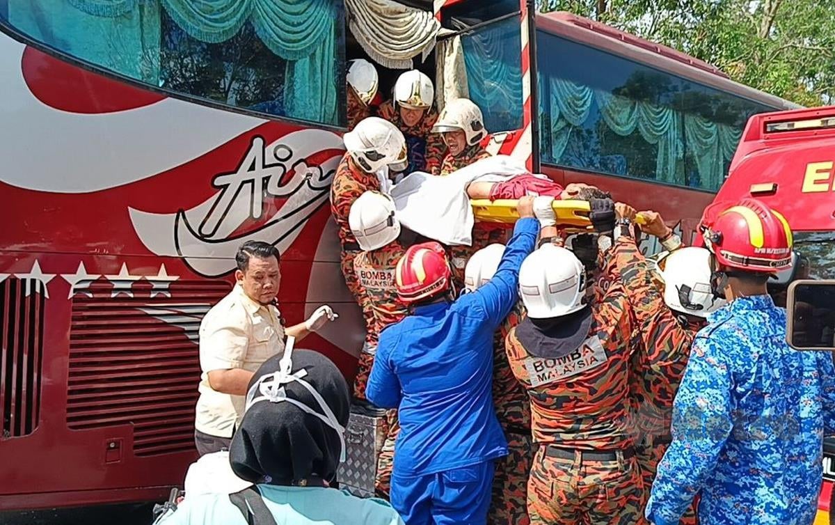 Kemalangan lapan kenderaan, 9 cedera termasuk seorang parah | Motoqar