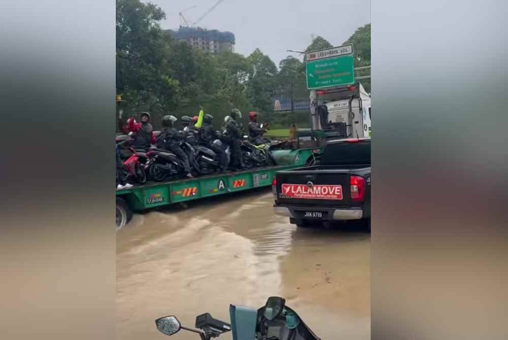 ‘Abang treler’ bantu angkut penunggang motosikal terperangkap banjir | Motoqar