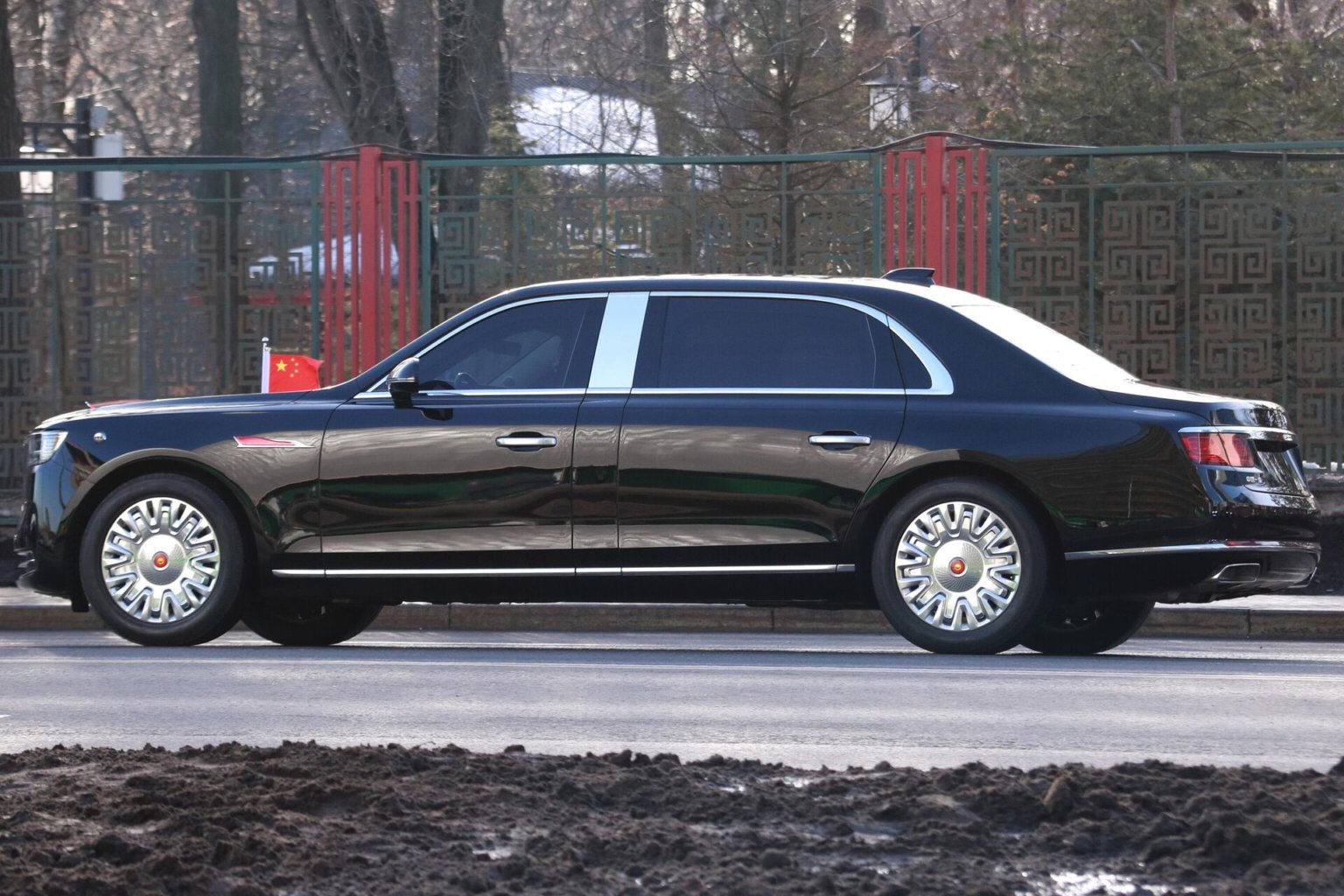 Hongqi N701 vs The Beast : Kenderaan rasmi dua kuasa besar dunia | Motoqar