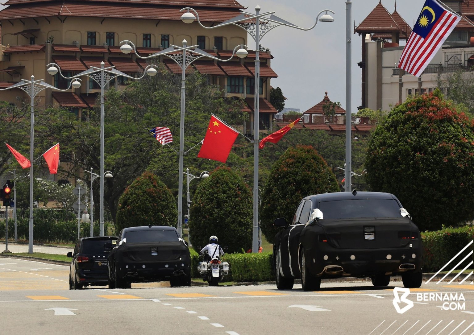 Hongqi N701 vs The Beast : Kenderaan rasmi dua kuasa besar dunia | Motoqar