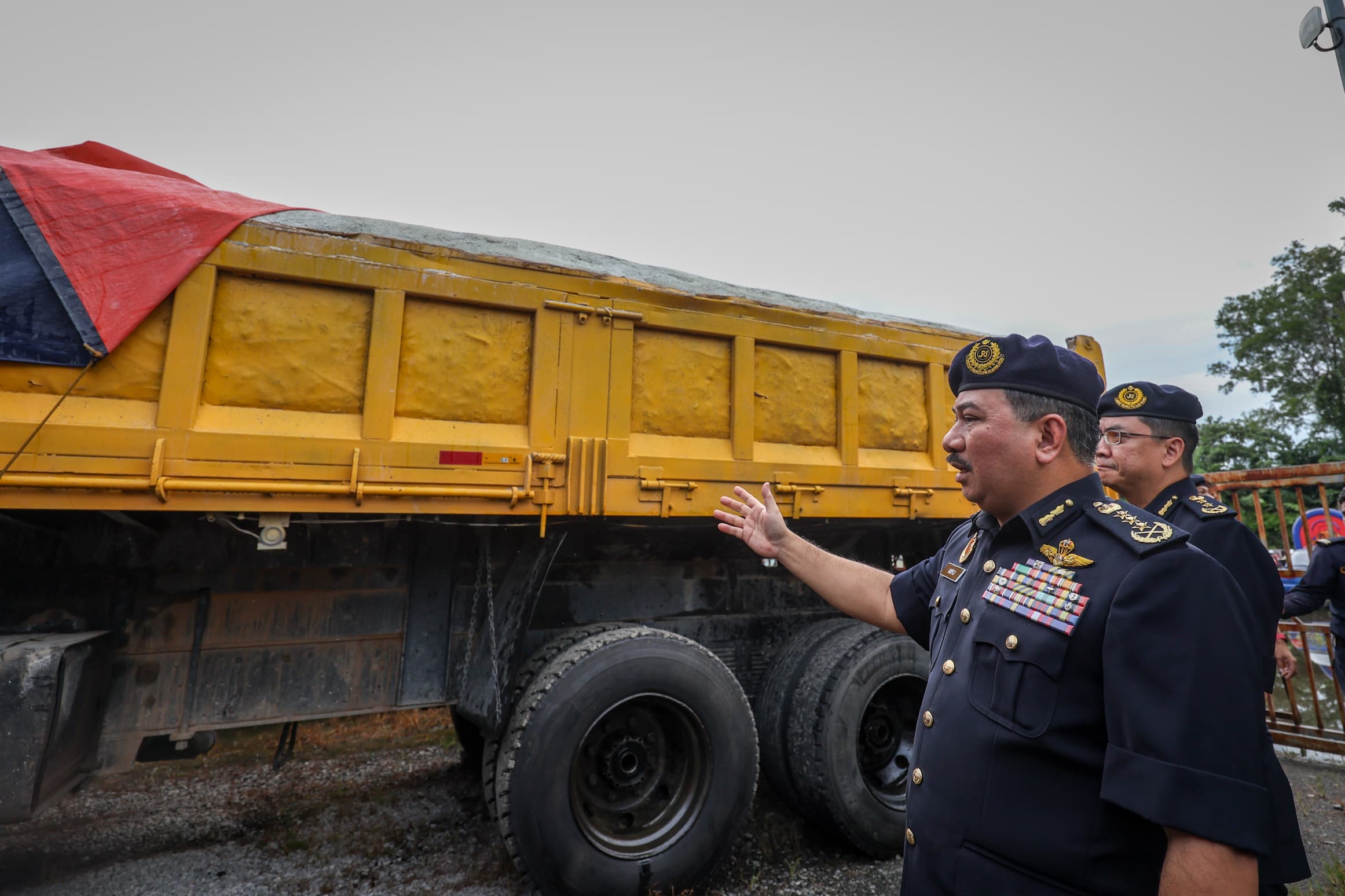 Guna tonto ugut pegawai JPJ, pemandu dan tauke lori ditahan | Motoqar