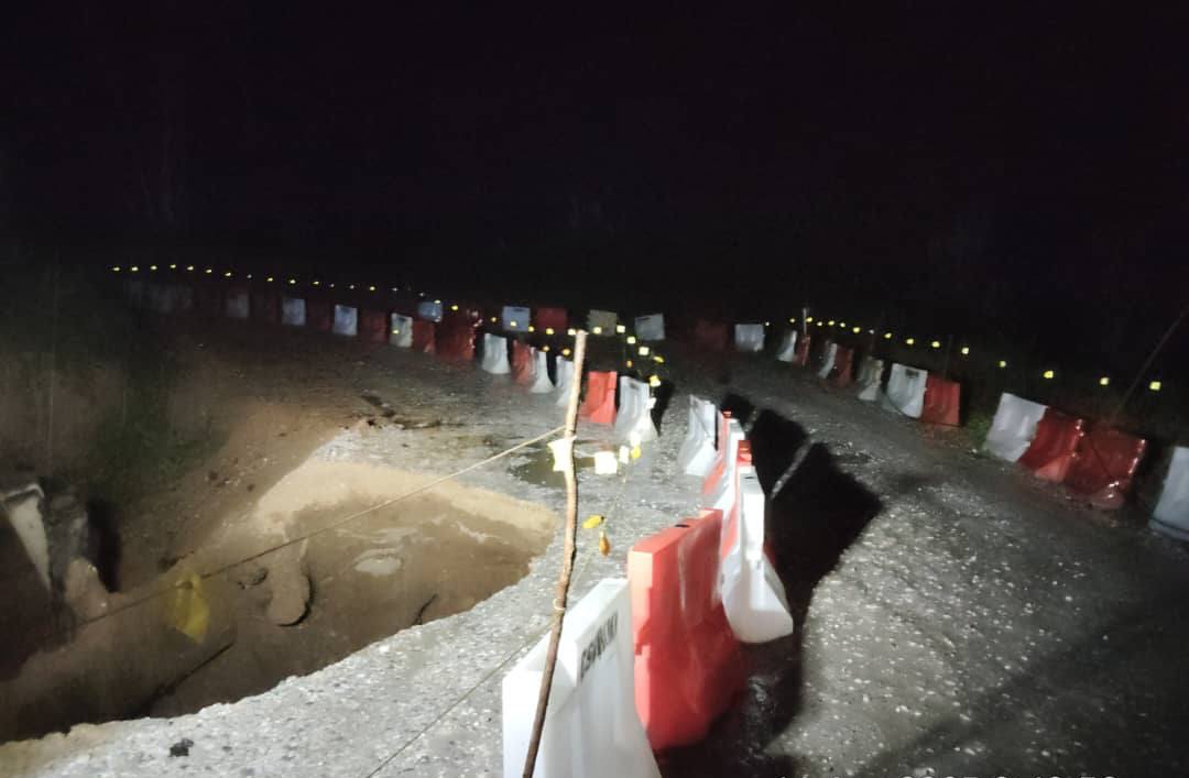 Jalan Gua Musang-Jeli ditutup akibat runtuhan tanah | Motoqar