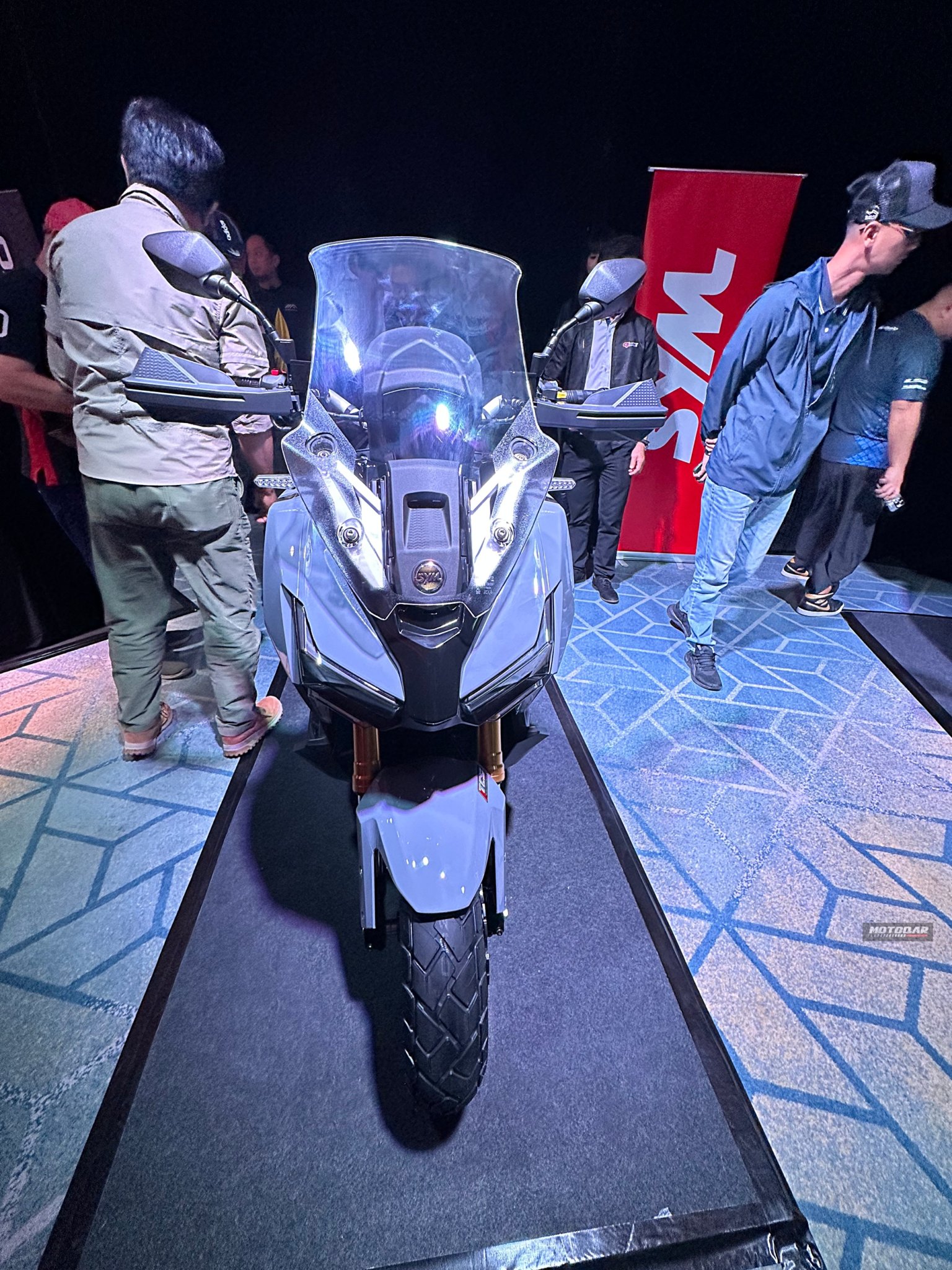 MForce rasmi lancar SYM ADXTG 400, harga RM26,800 | Motoqar