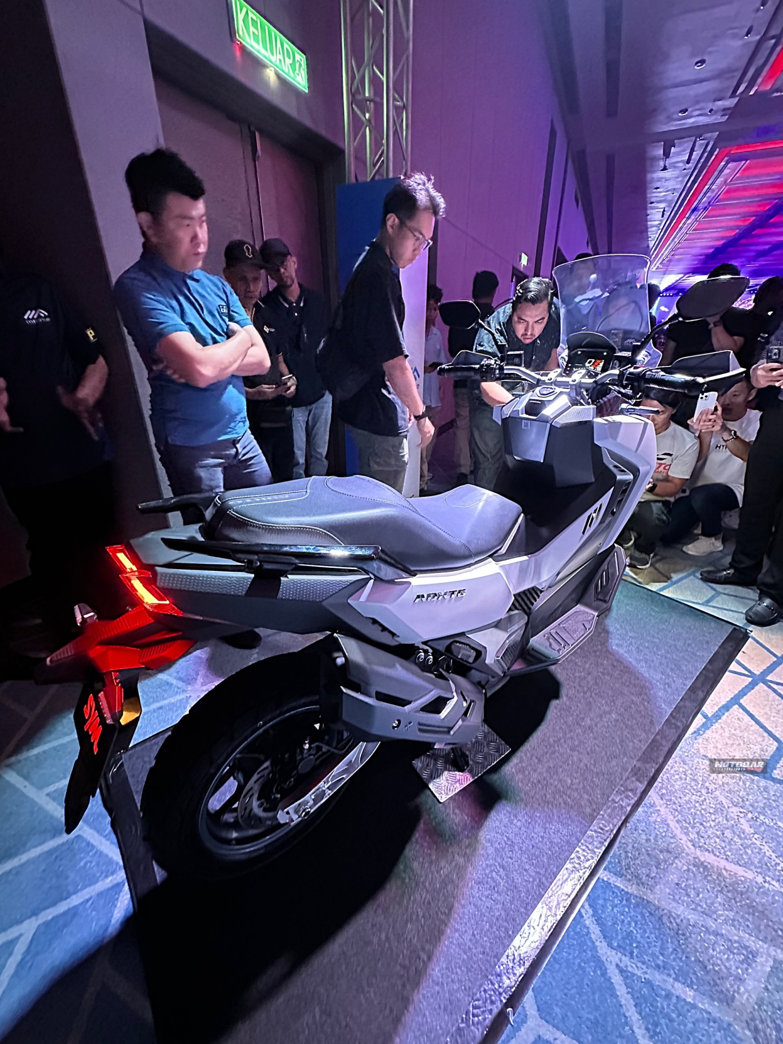 MForce rasmi lancar SYM ADXTG 400, harga RM26,800 | Motoqar