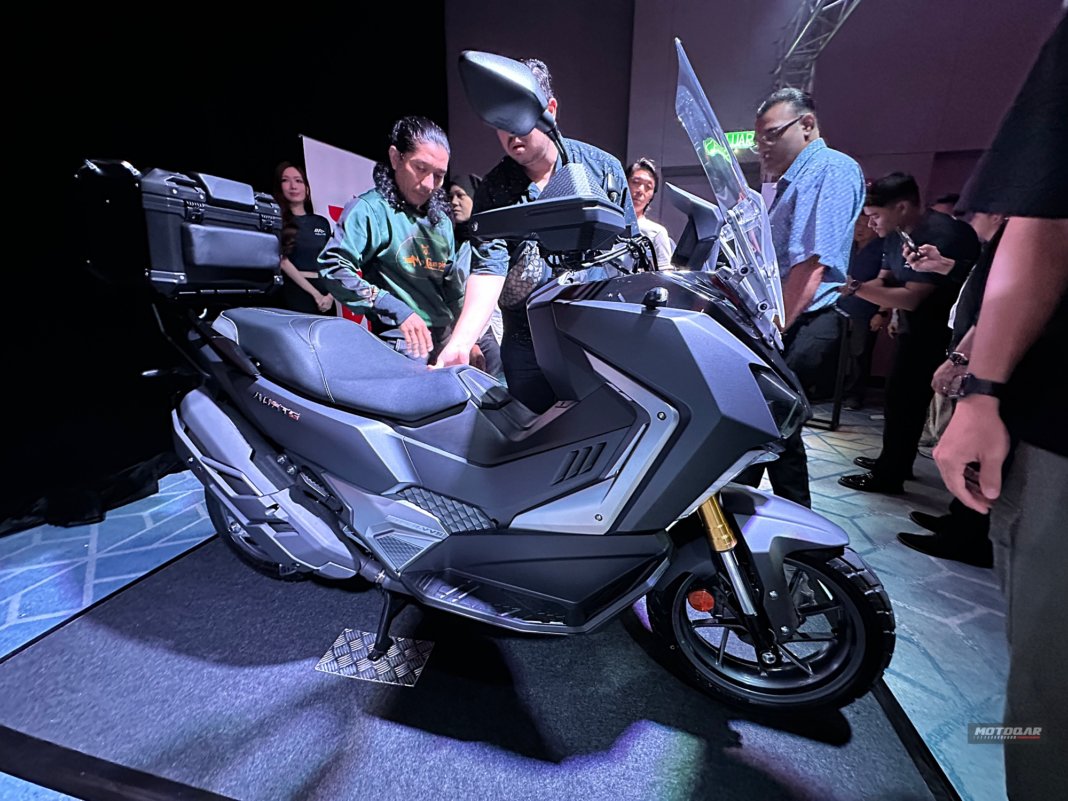 MForce rasmi lancar SYM ADXTG 400, harga RM26,800 | Motoqar