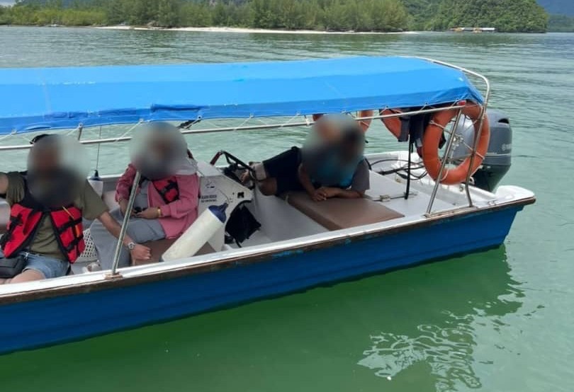 Dua bot pelancong ditahan bawa muatan lebih had | Motoqar