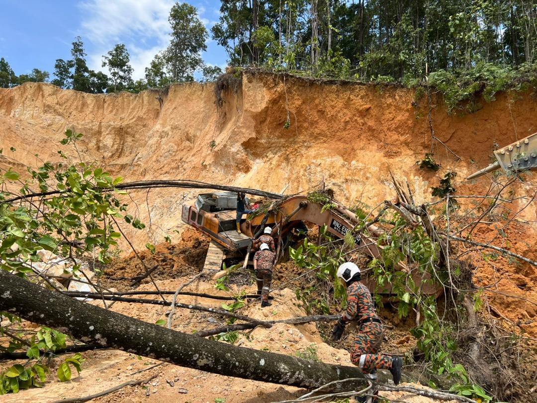 Pemandu jengkaut maut tertimbus runtuhan tanah | Motoqar