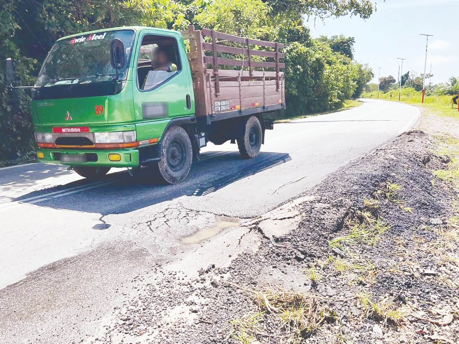 Hanya bertahan tiga bulan, jalan Gua Musang kembali rosak | Motoqar
