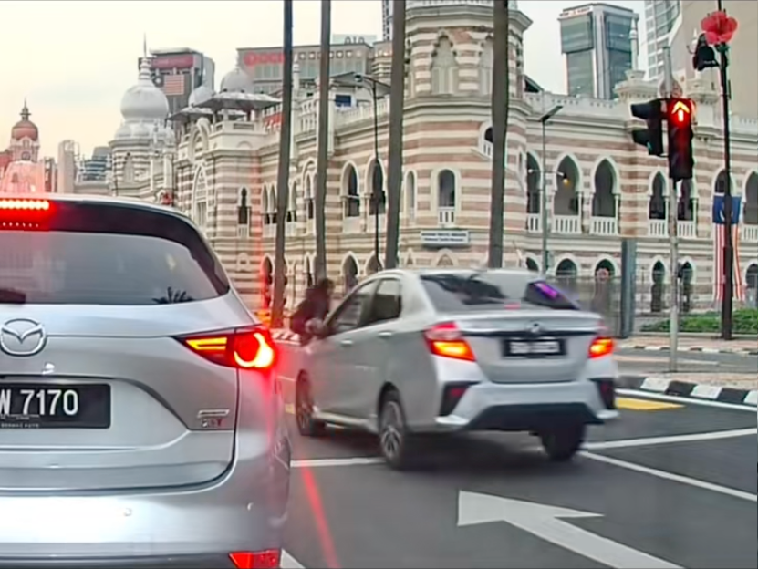 [Video] Wanita hampir dirempuh Perodua Bezza langgar lampu merah | Motoqar
