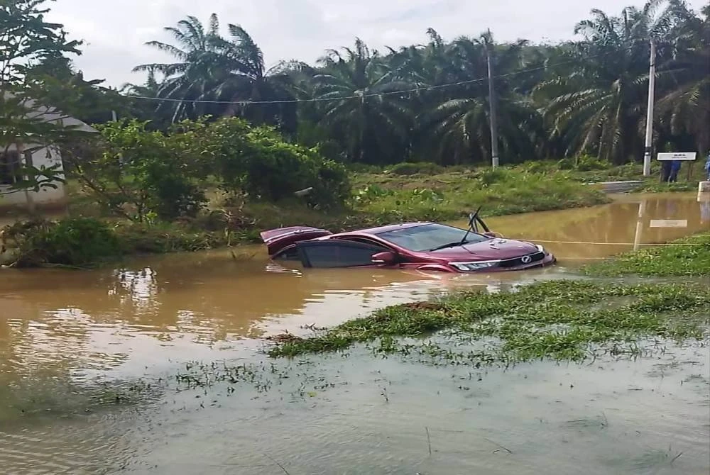 Perodua Bezza terperangkap banjir, mangsa sempat berpaut pada tiang ...