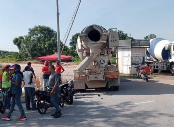 Calon SPM maut, rakan parah tak sempat elak lori | Motoqar